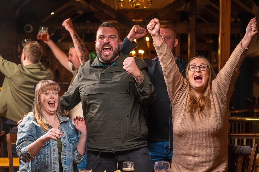 Watch live horse racing in Edinburgh at the Advocate pub