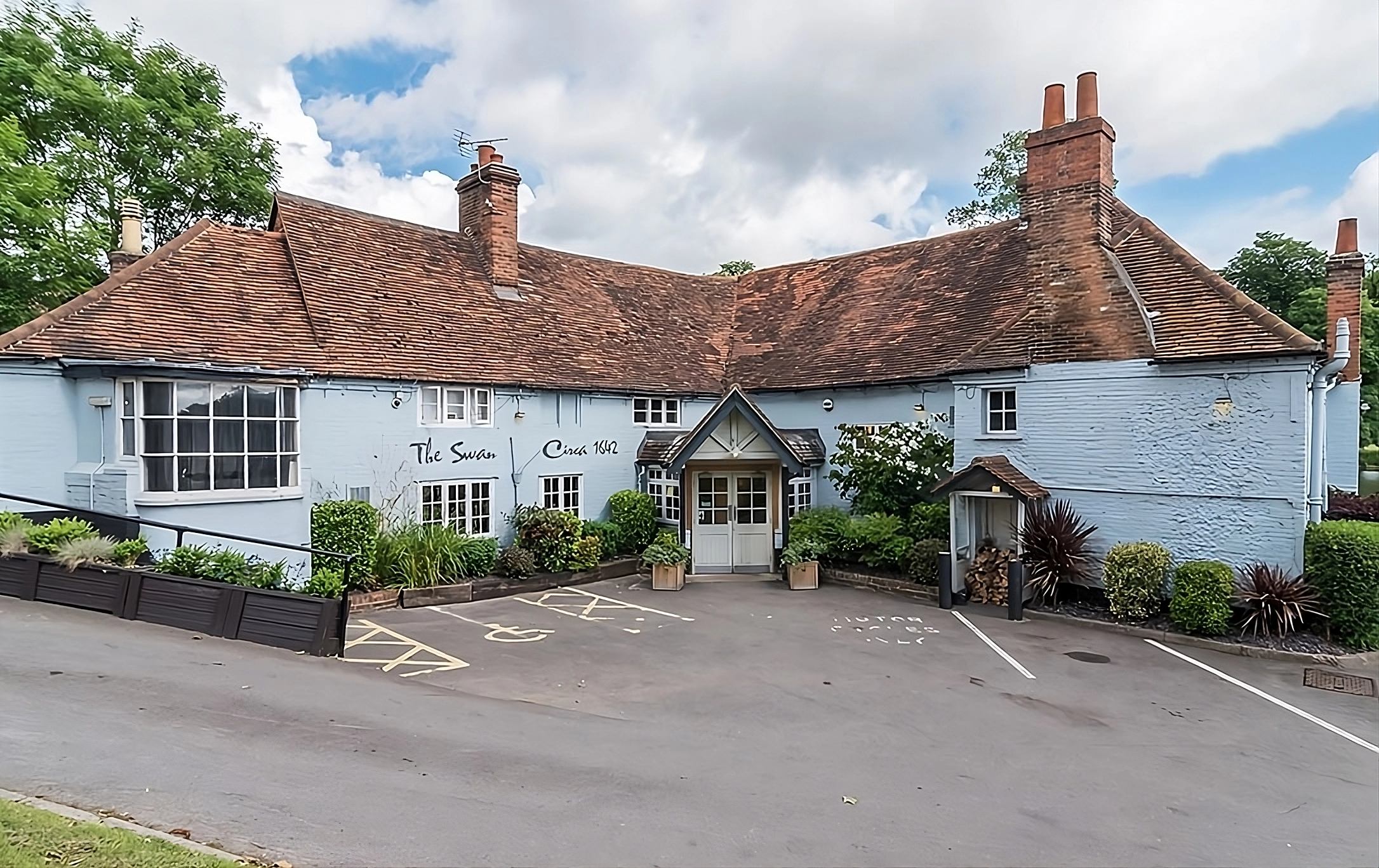 The Swan Pangbourne | Riverside Pub & Dining by the Thames