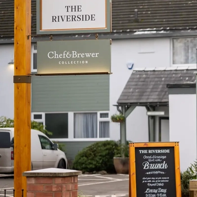 Waterside Pubs Near Me | Riverside Pubs | Greene King